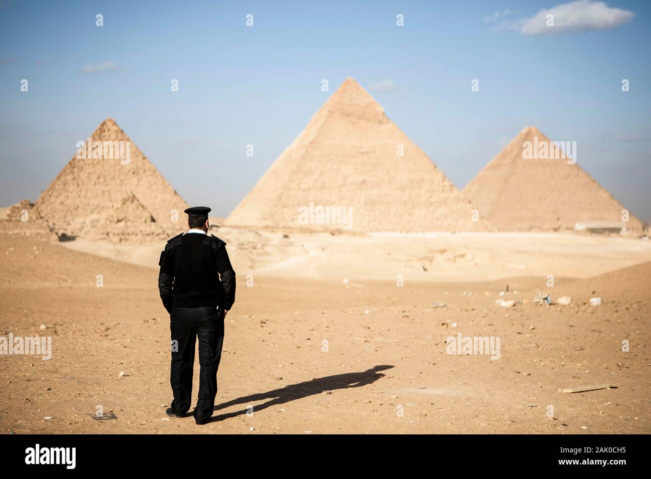 Giza, Egypt. 06th Jan, 2020. A Police officer stands guard at the Great ...