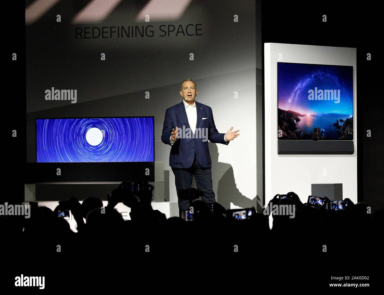 6 head models hi-res stock photography and images - Alamy