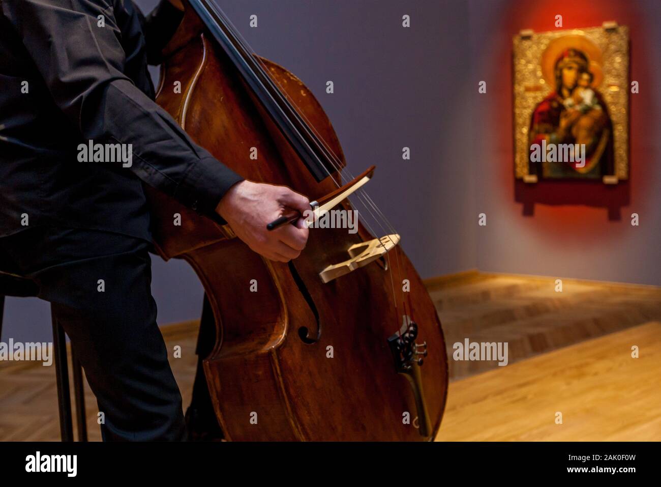 Double bass player in orchestra hi-res stock photography and images - Alamy