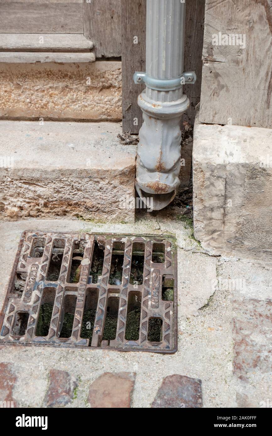 Drain shaft with rain gutter with dragon head Stock Photo - Alamy