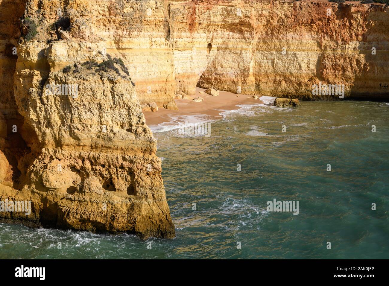 Algarve sandy beach with rocks Stock Photo - Alamy