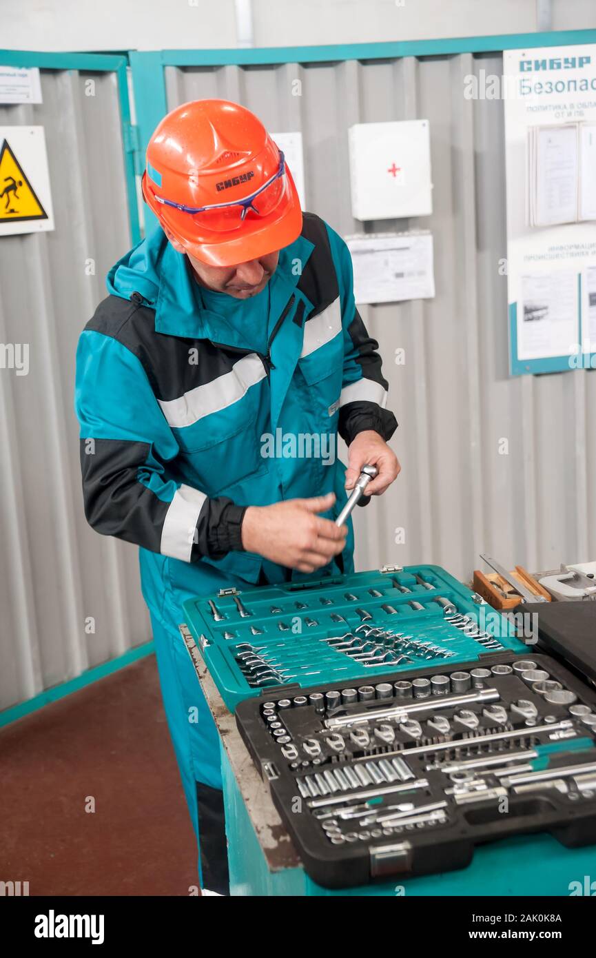 Mechanics carry out adjusting in the workshop Stock Photo - Alamy