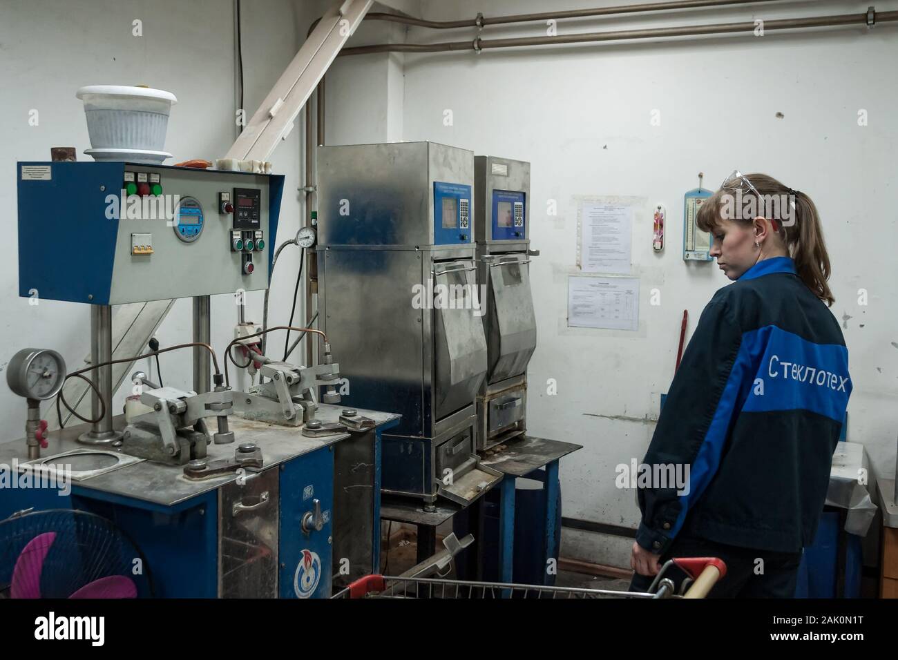 Glass manufacturing plant hi-res stock photography and images - Alamy