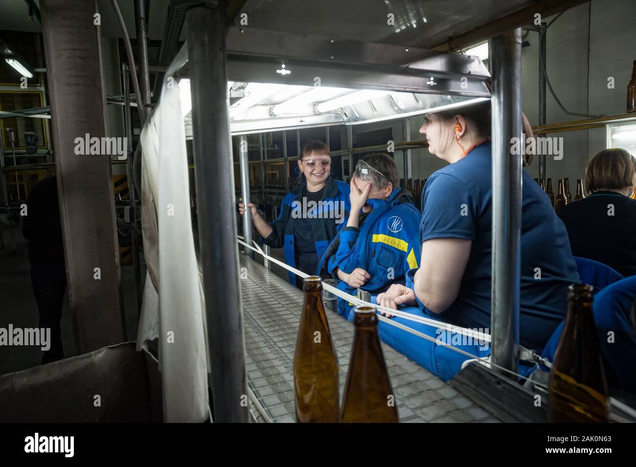 Quality control on glass bottles factory. Tyumen Stock Photo - Alamy