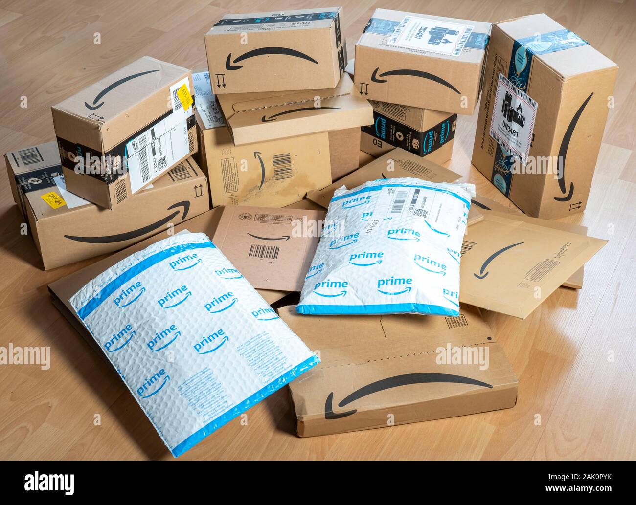 Online returns packages hi-res stock photography and images - Alamy