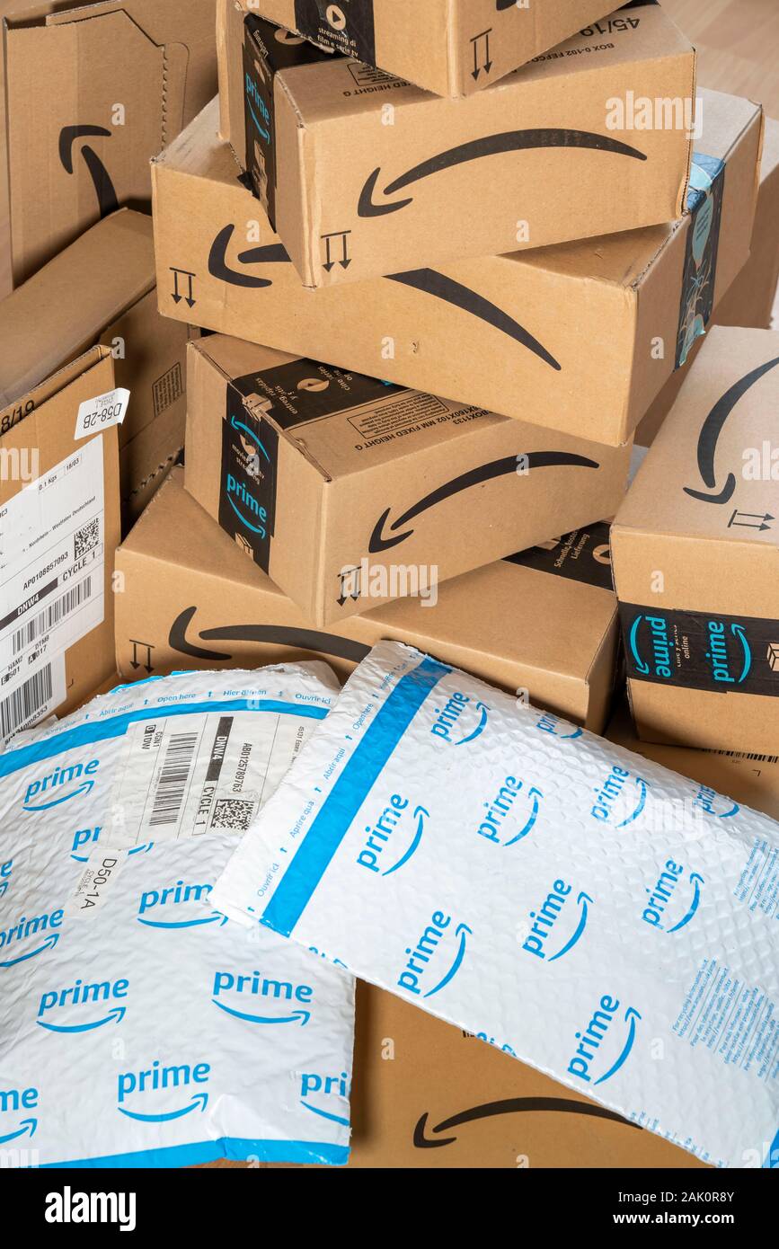 Online returns packages hi-res stock photography and images - Alamy