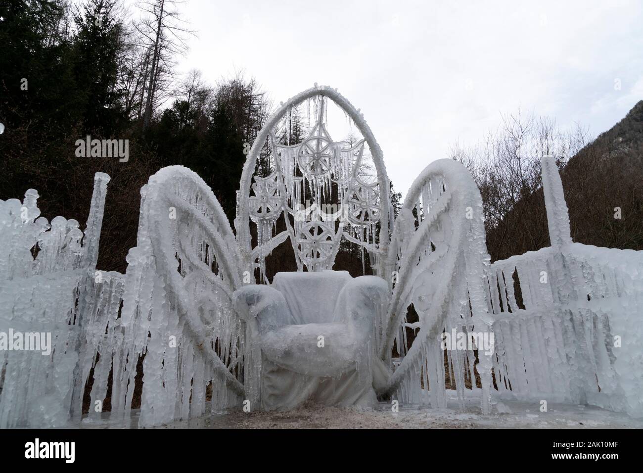 Ice throne hi-res stock photography and images - Alamy