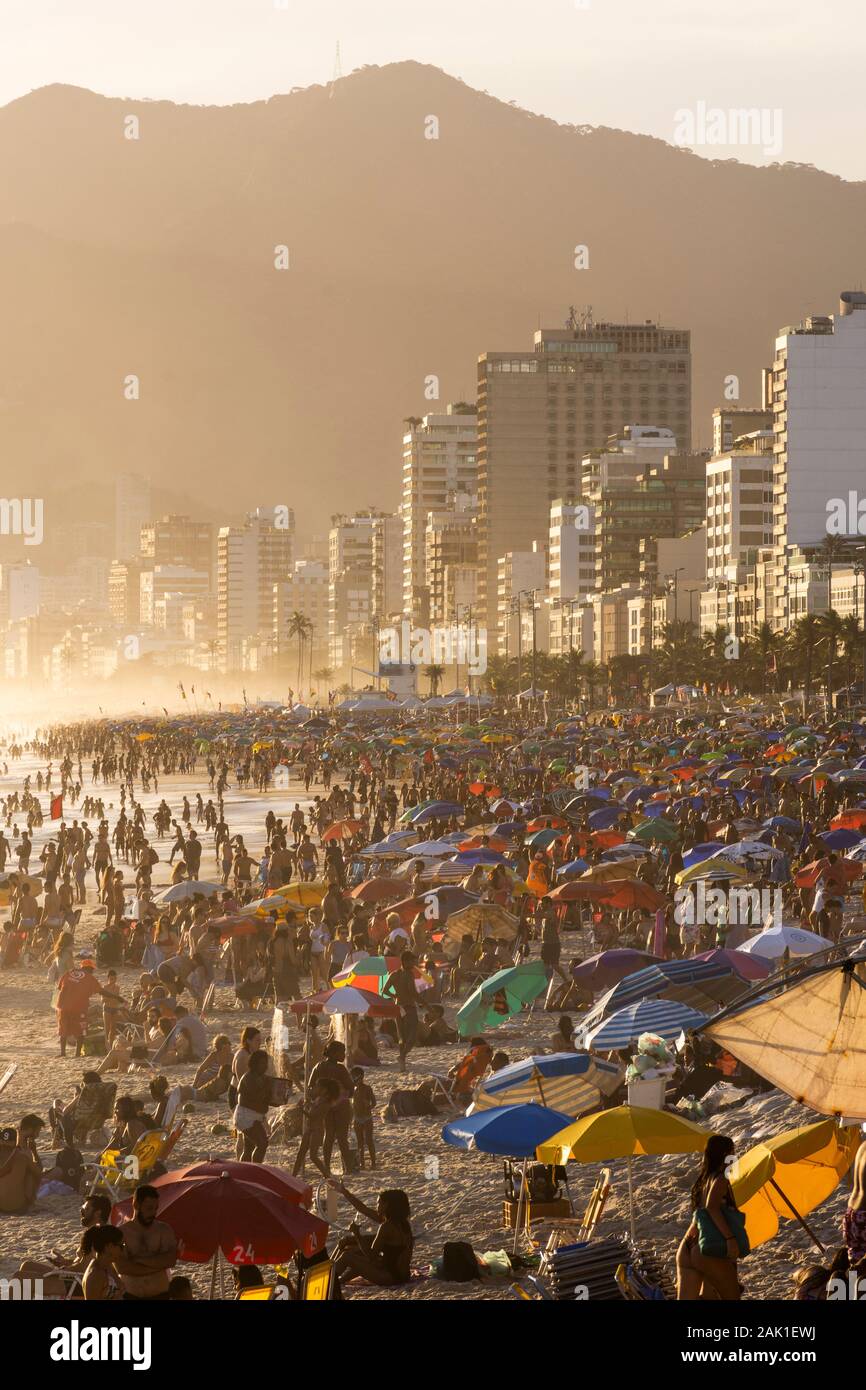 Beautiful view to crowd of people enjoying the beach in Ipanema, Rio de ...