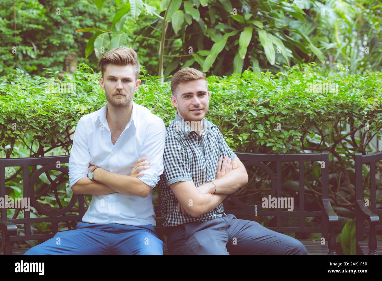 Two men talking casual hi-res stock photography and images - Alamy