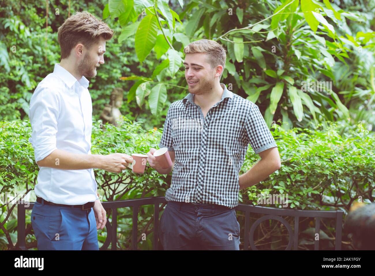 Two men talking casual hi-res stock photography and images - Alamy