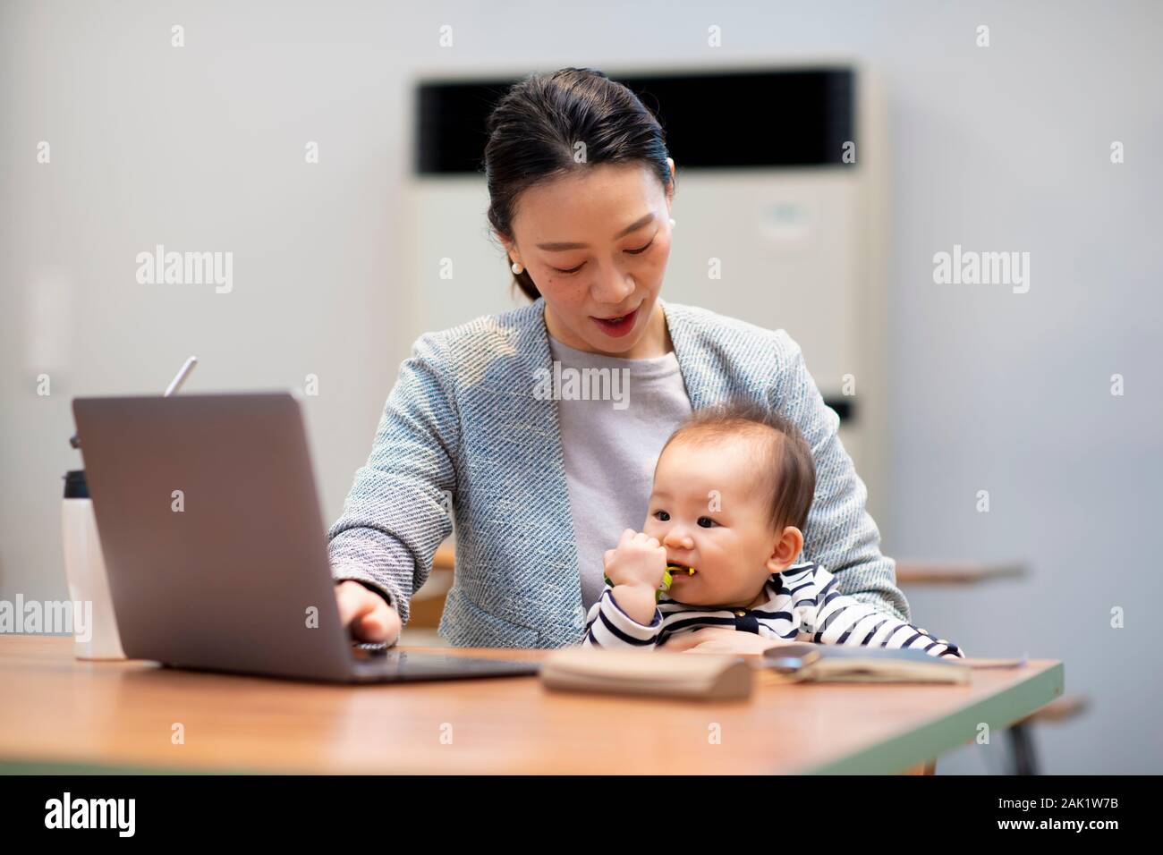 Black woman working baby hi-res stock photography and images - Alamy