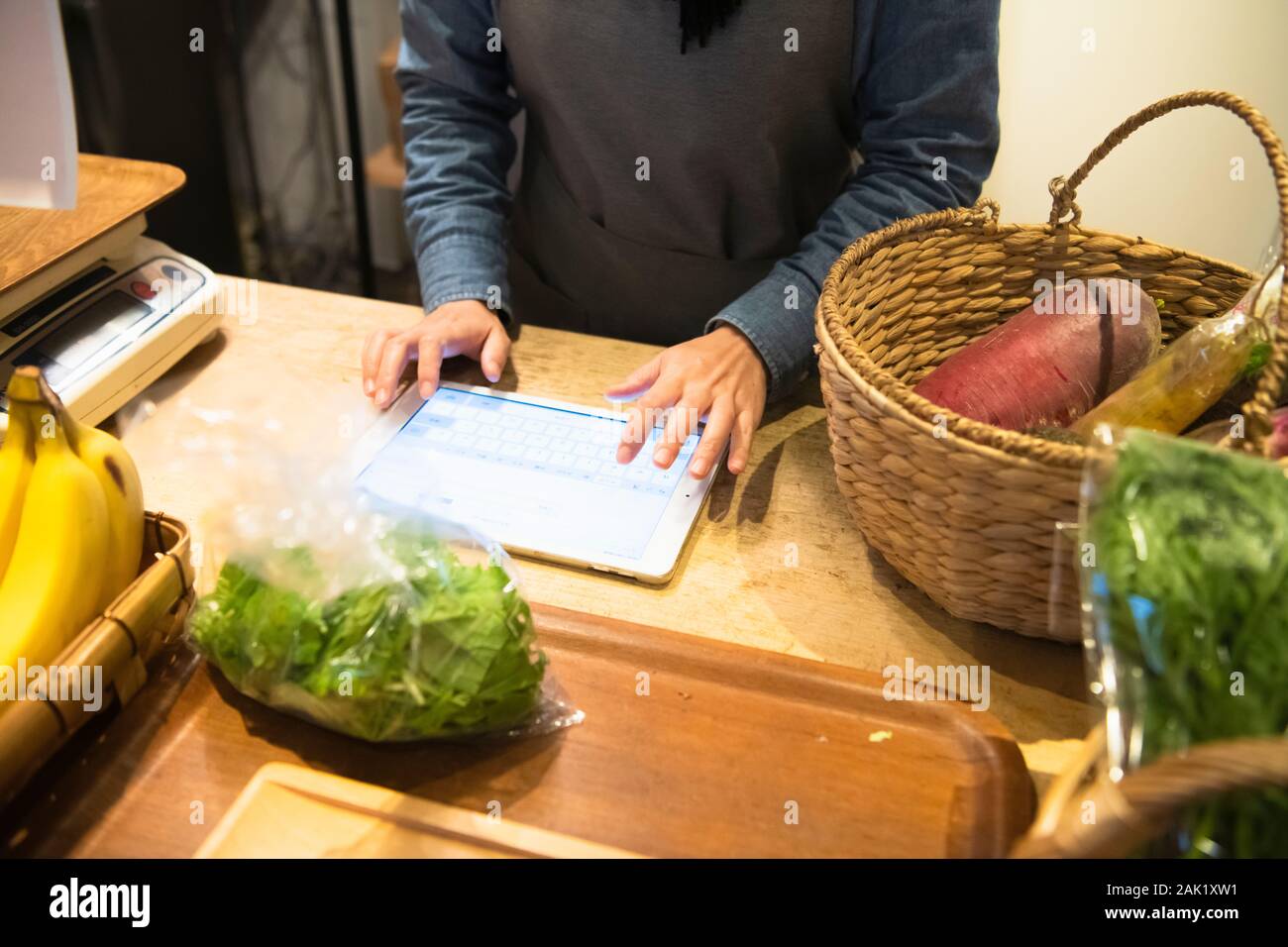 Cashier using touch screen cash register on tablet Stock Photo - Alamy