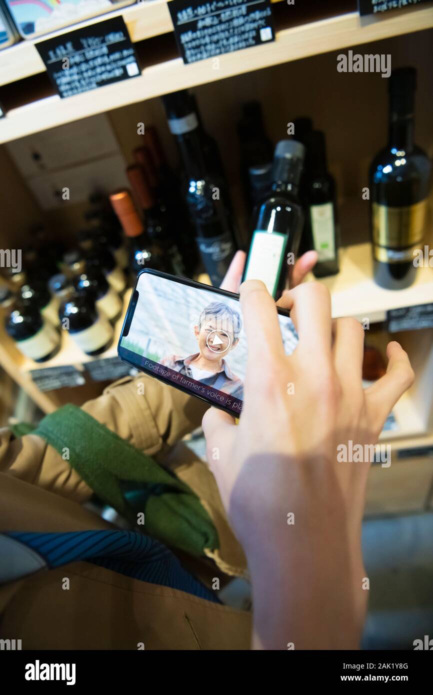 Checking products hi-res stock photography and images - Alamy