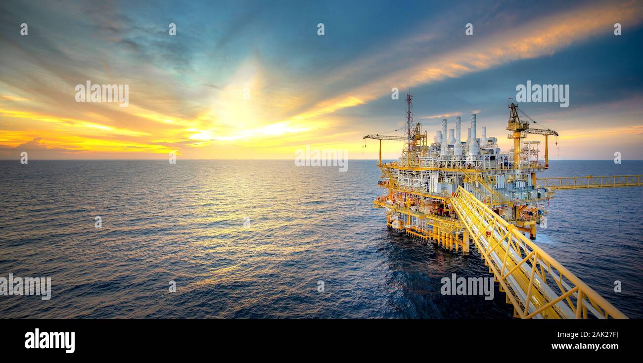 Panorama view of oil drilling rig in the gulf Stock Photo - Alamy