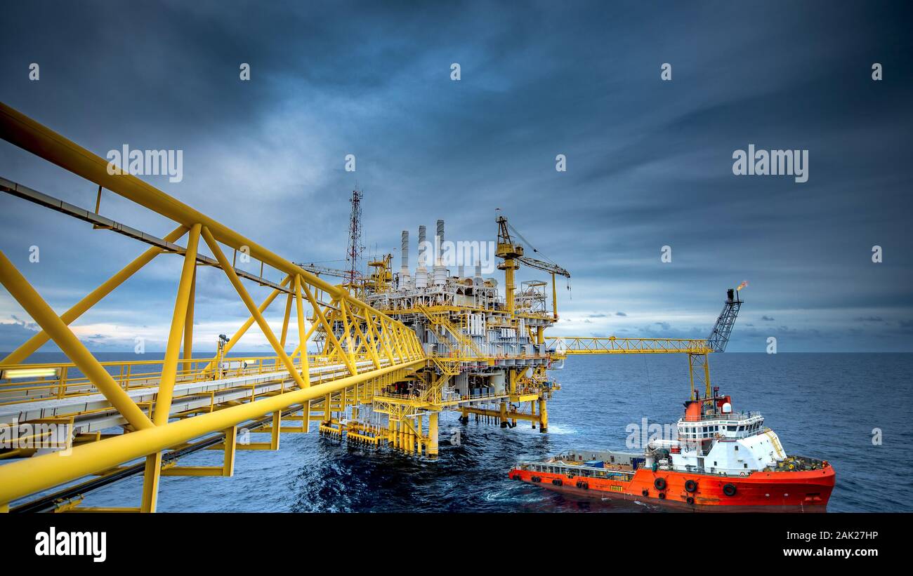 Offshore oil rig hi-res stock photography and images - Alamy