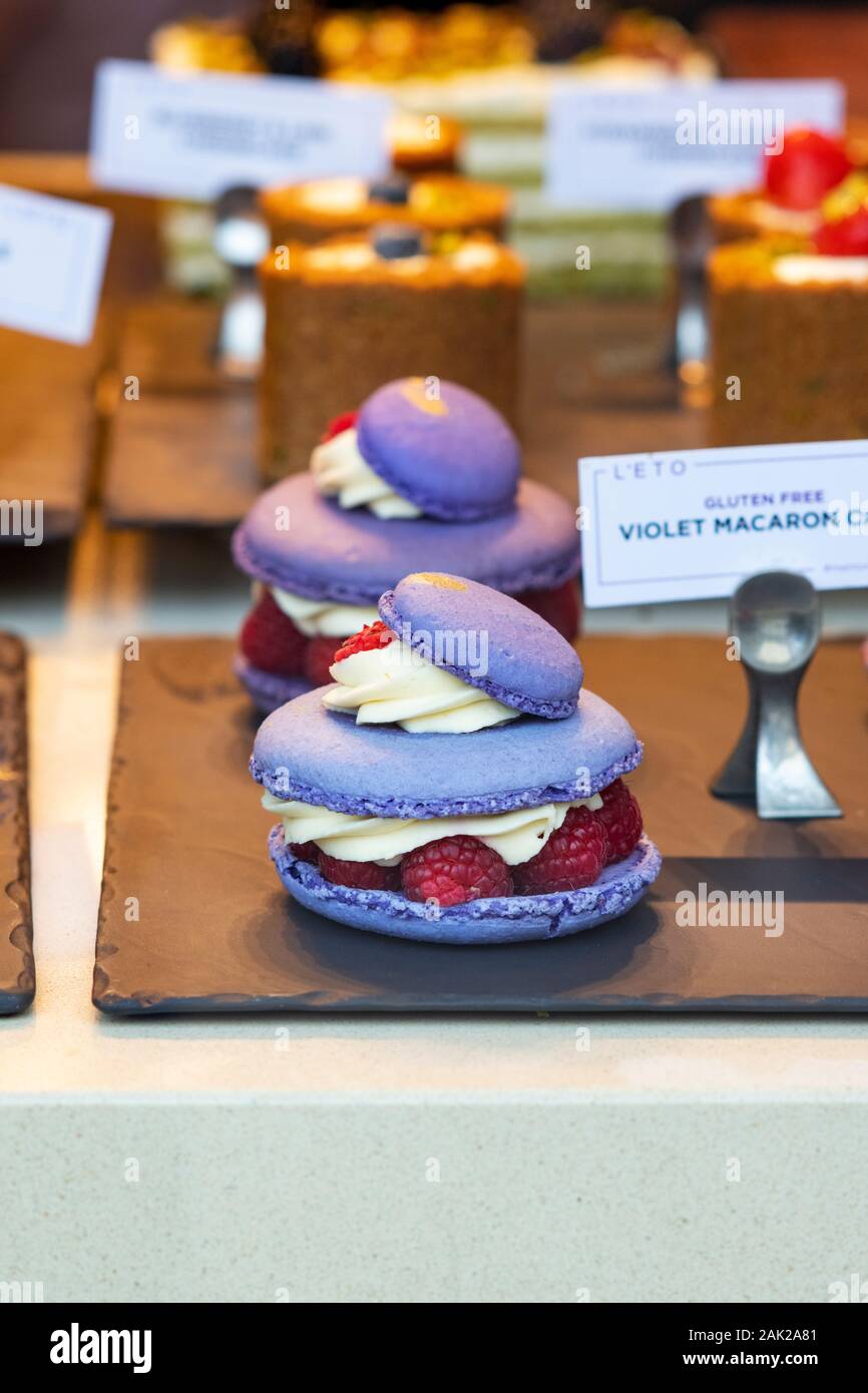 Violet macaron cake in L'eto caffe shop window. Kings Road, London ...