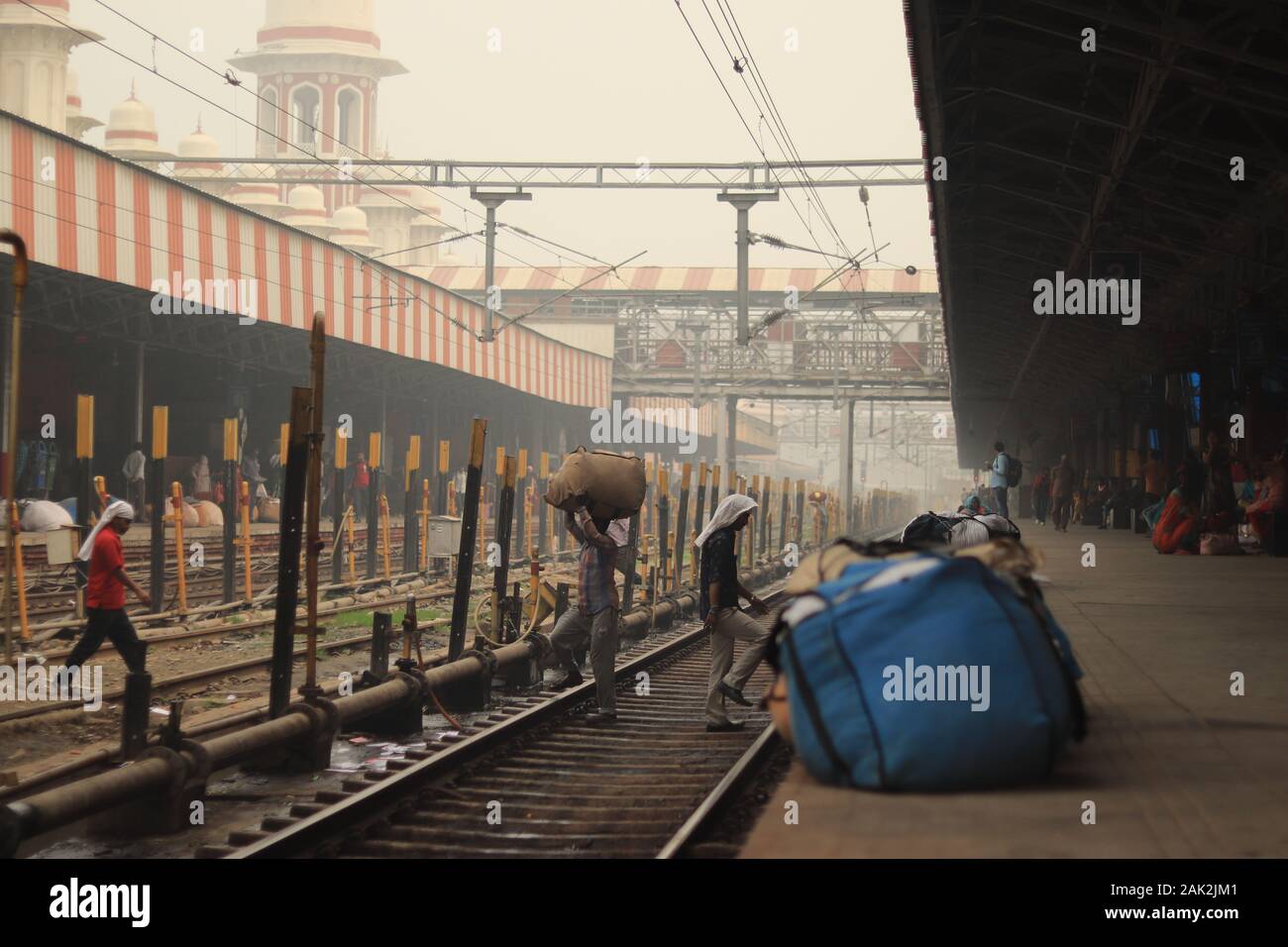 Indian railway porter hi-res stock photography and images - Alamy