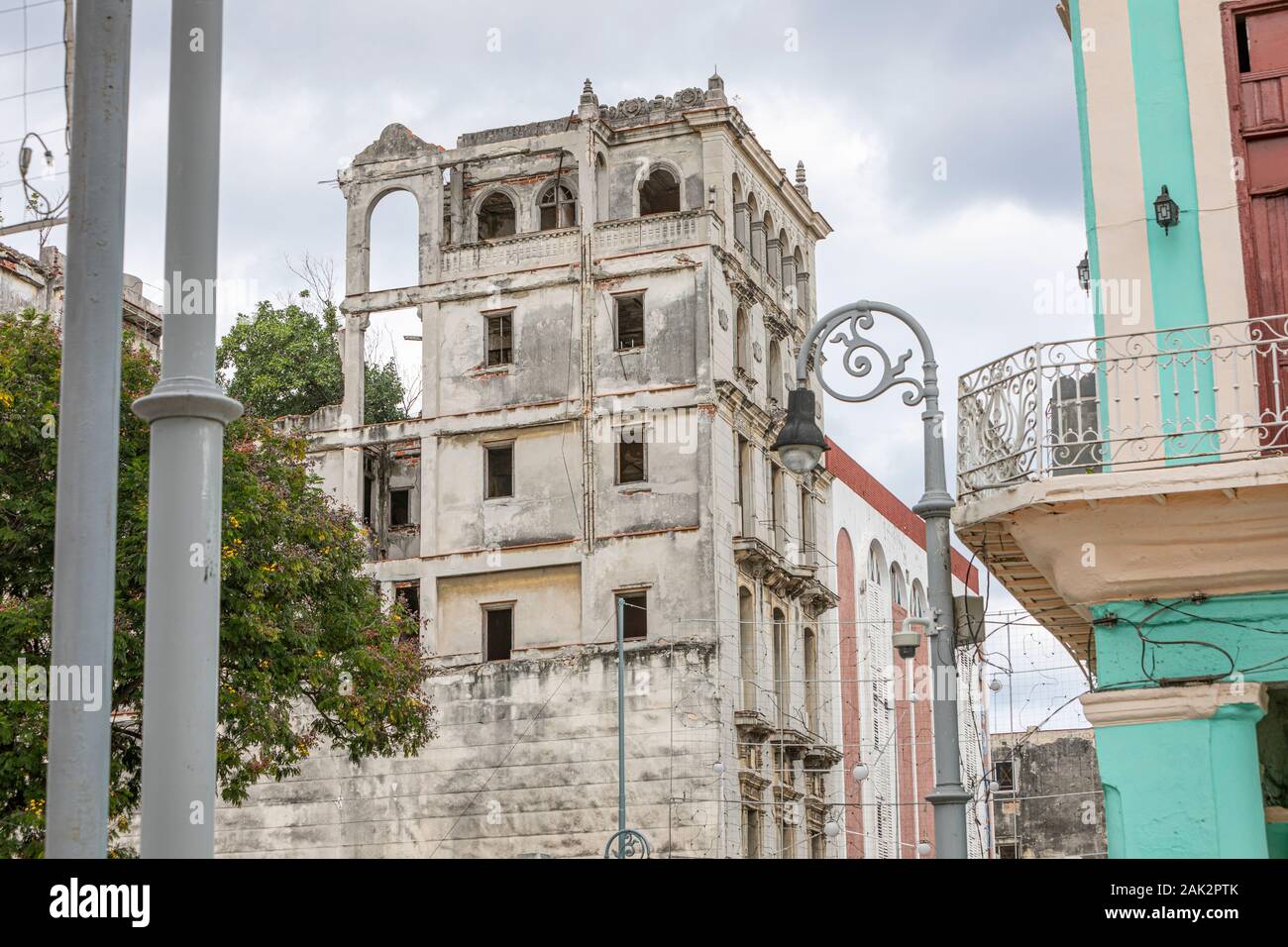 Havana cuba derelict building hi-res stock photography and images - Alamy