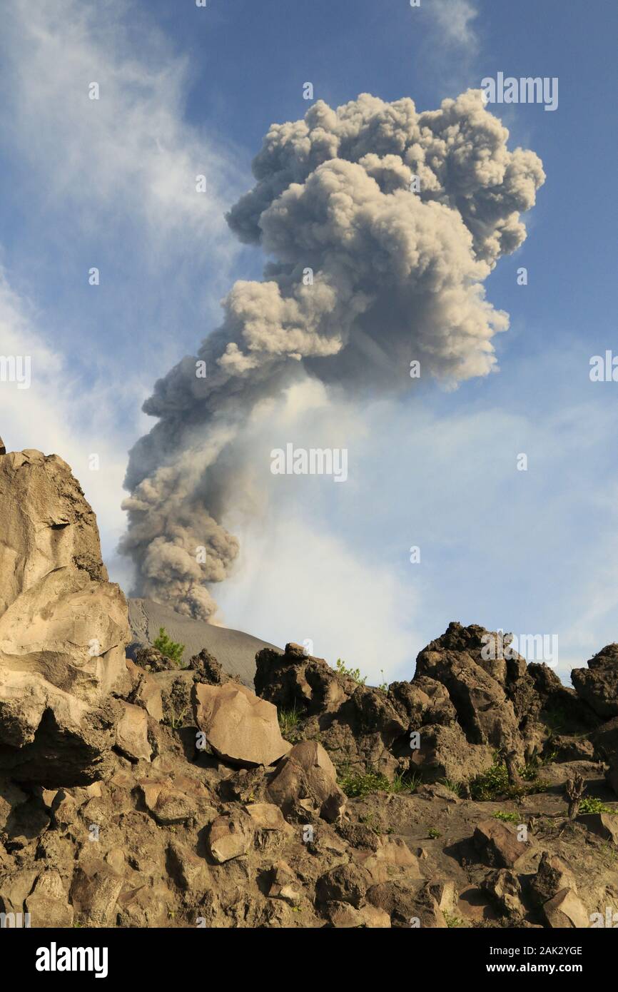 Ring of fire volcano erupting hi-res stock photography and images - Alamy
