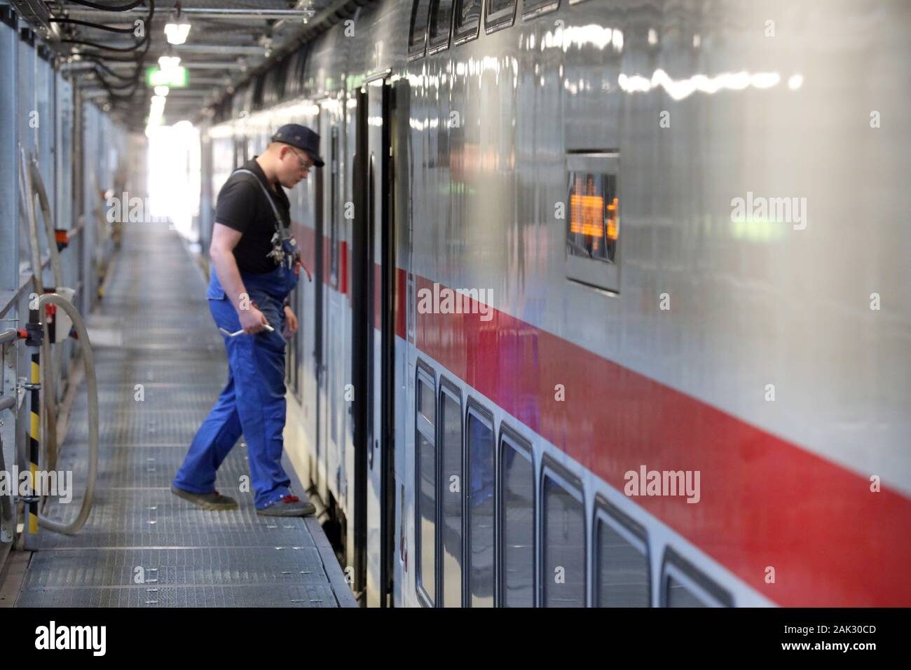 Ice inspection hi-res stock photography and images - Alamy