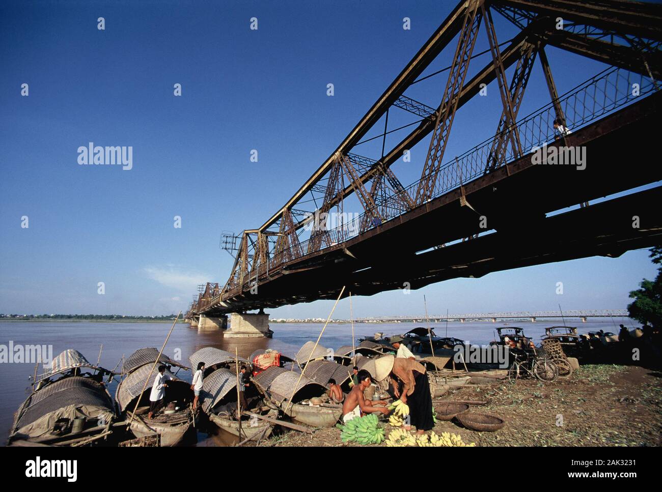 Since 1902 the Long Bien Bridge leads over the Song Hong River in Hanoi ...