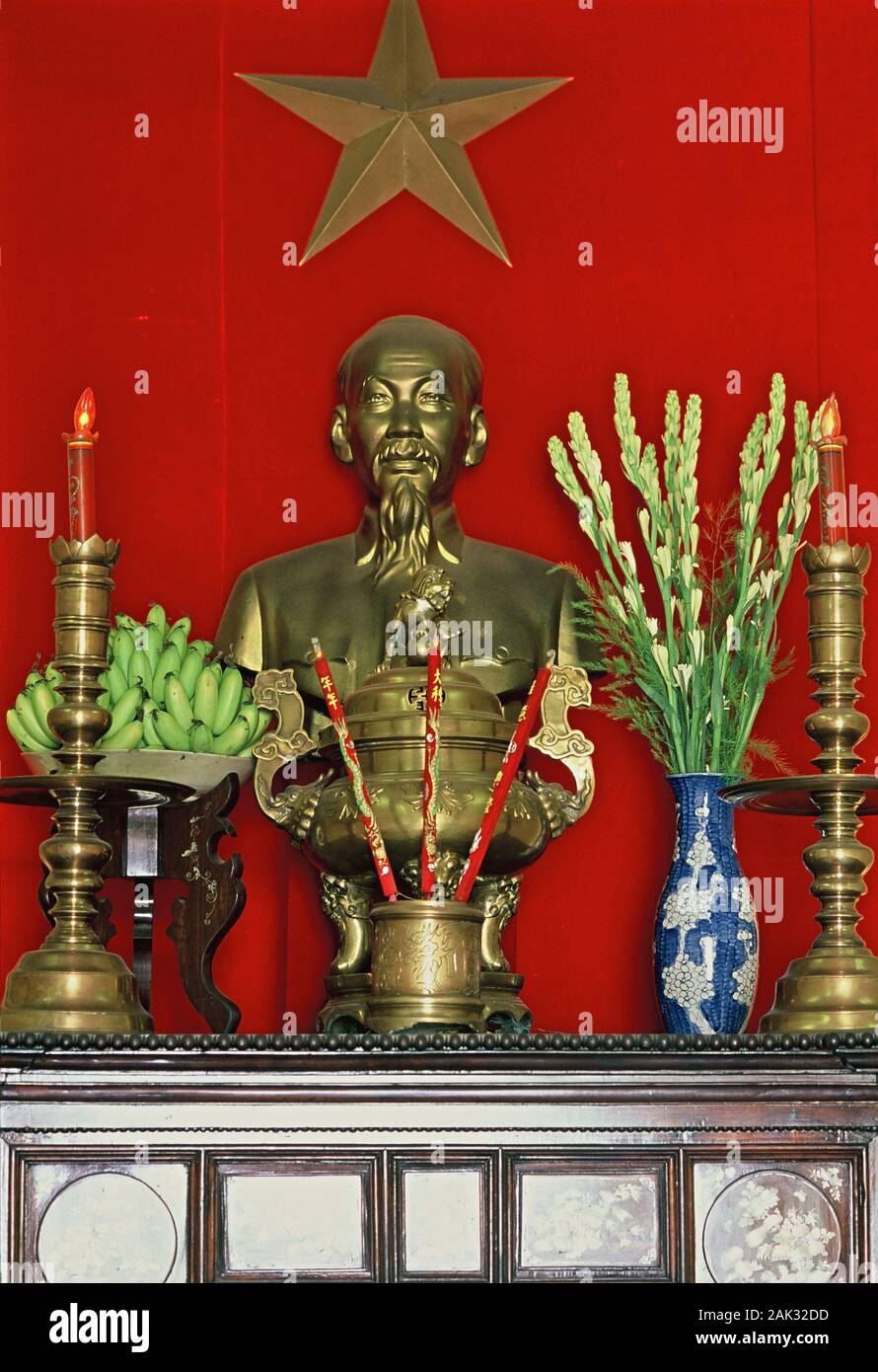 A bronze bust of the Vietnamese statesman Ho Chi Minh (1890-1969 ...