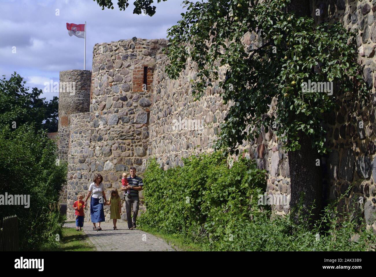 A family walks along the citiy wall in Templin in Brandenburg, Germany ...