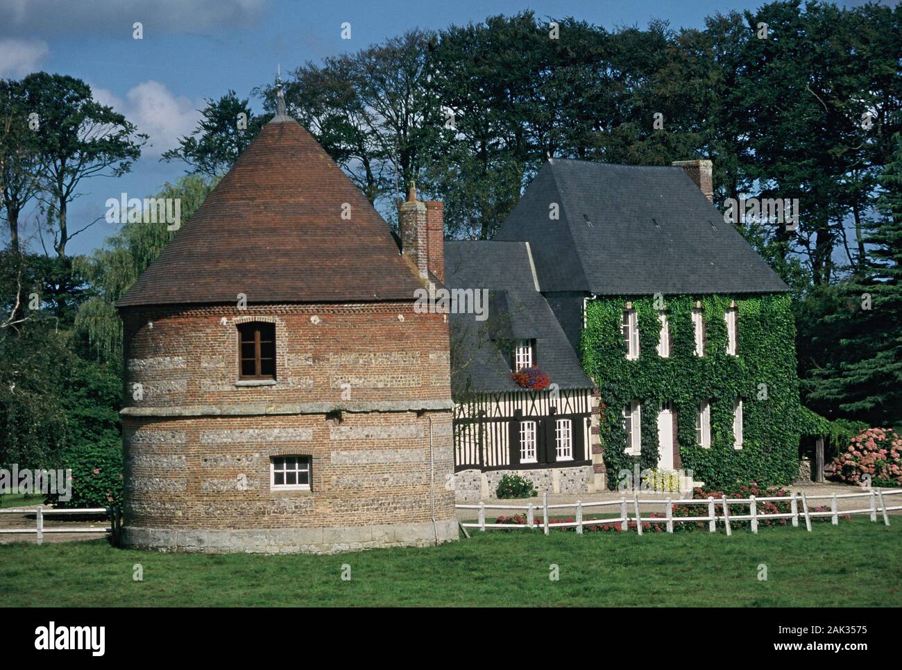 Dovecote Stands High Resolution Stock Photography and Images - Alamy