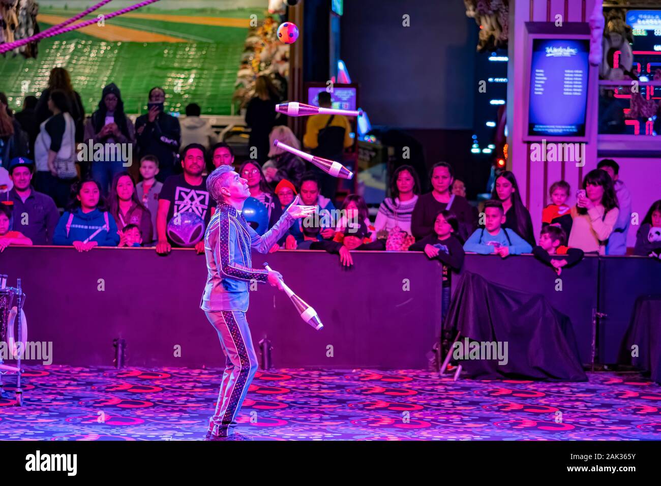 Juggling lights hi-res stock photography and images - Alamy