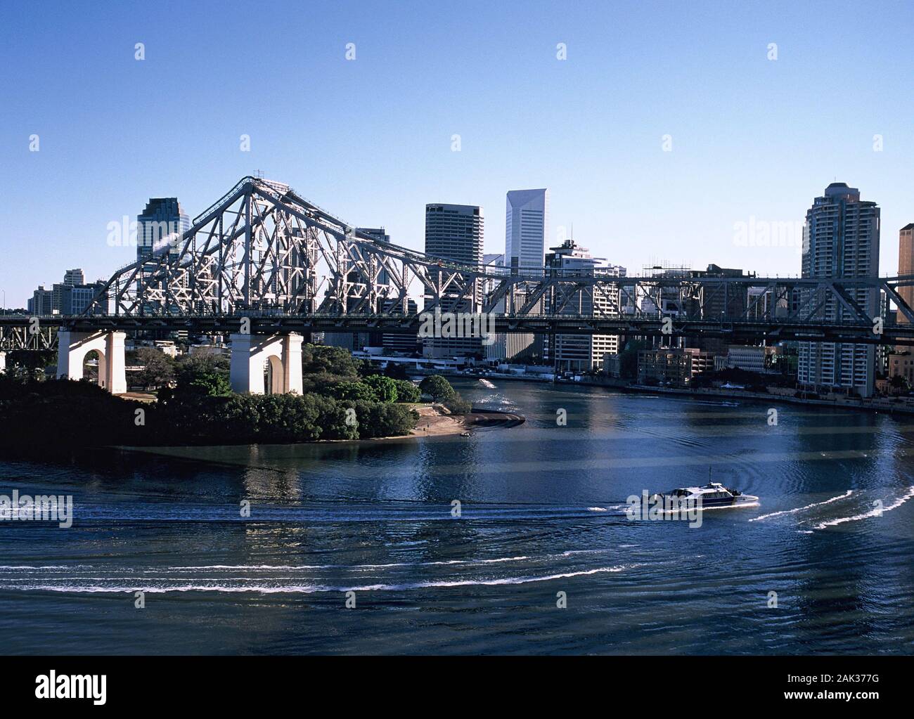 View of the Story Bridge over the Brisbane River in Brisbane ...