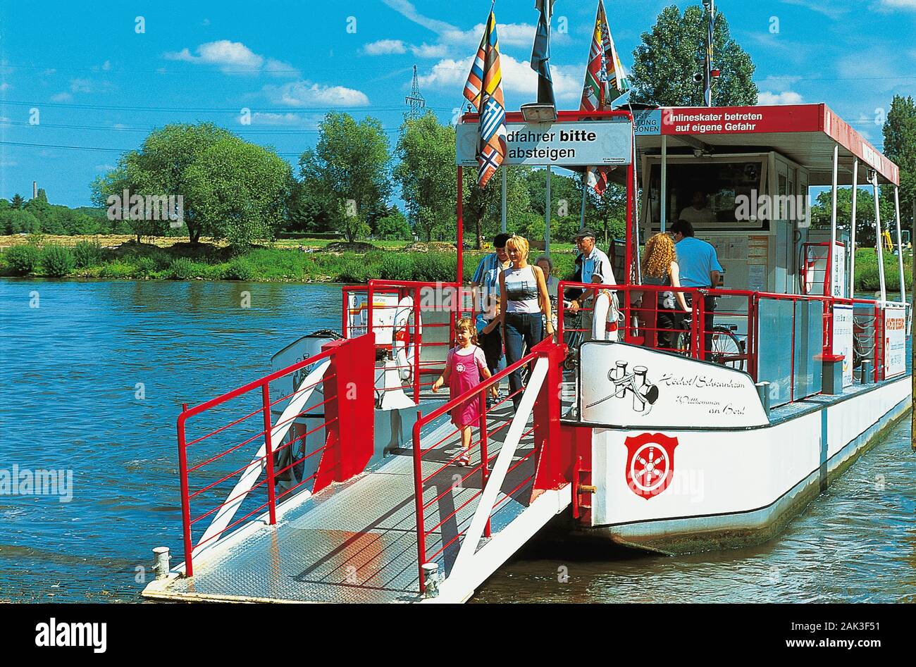 The foot passenger ferry over the Main interlinks Frankfurt`s quarters ...
