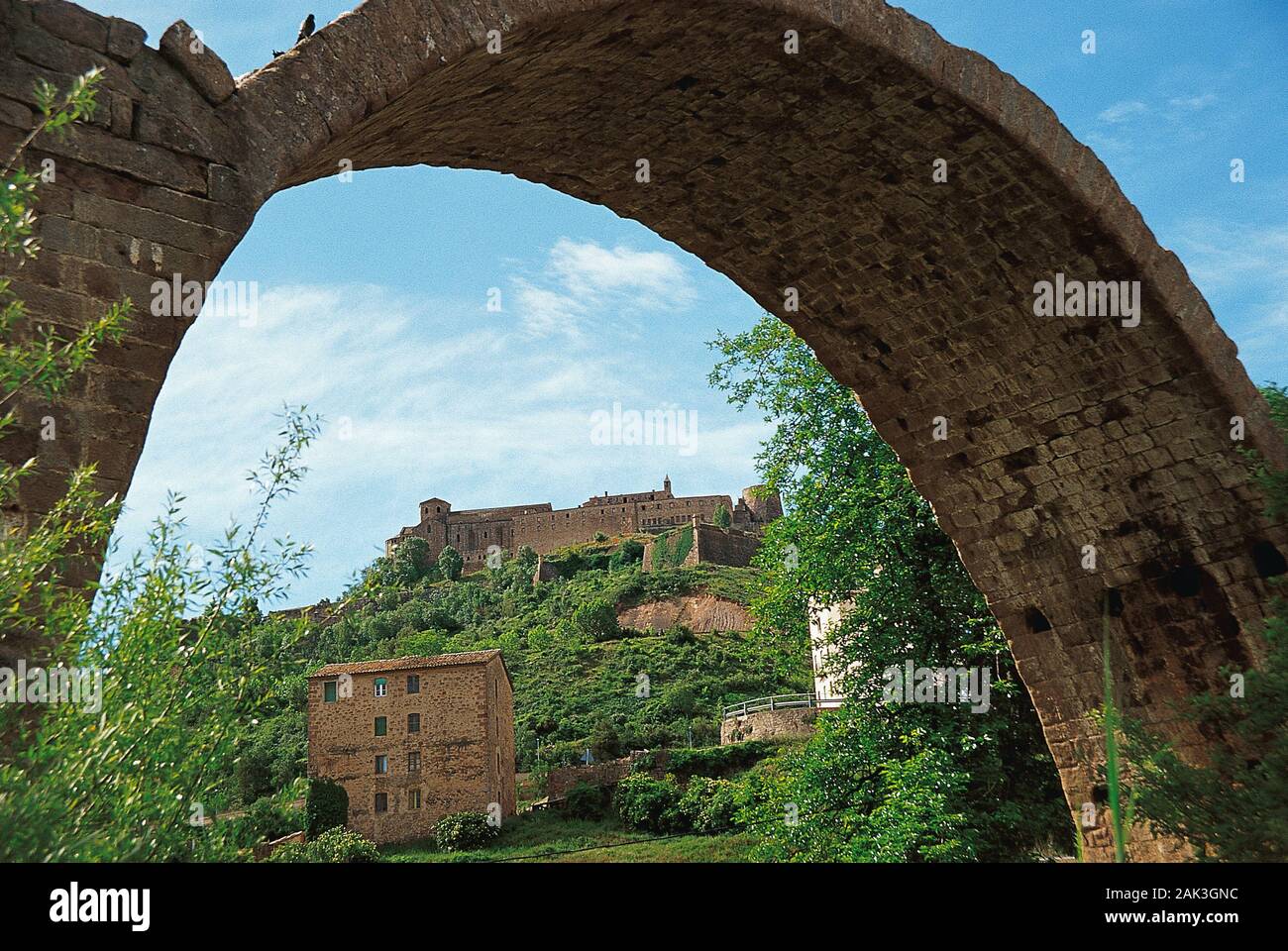One comes through the "Pont del Diable", the devil bend, in Cardona ...