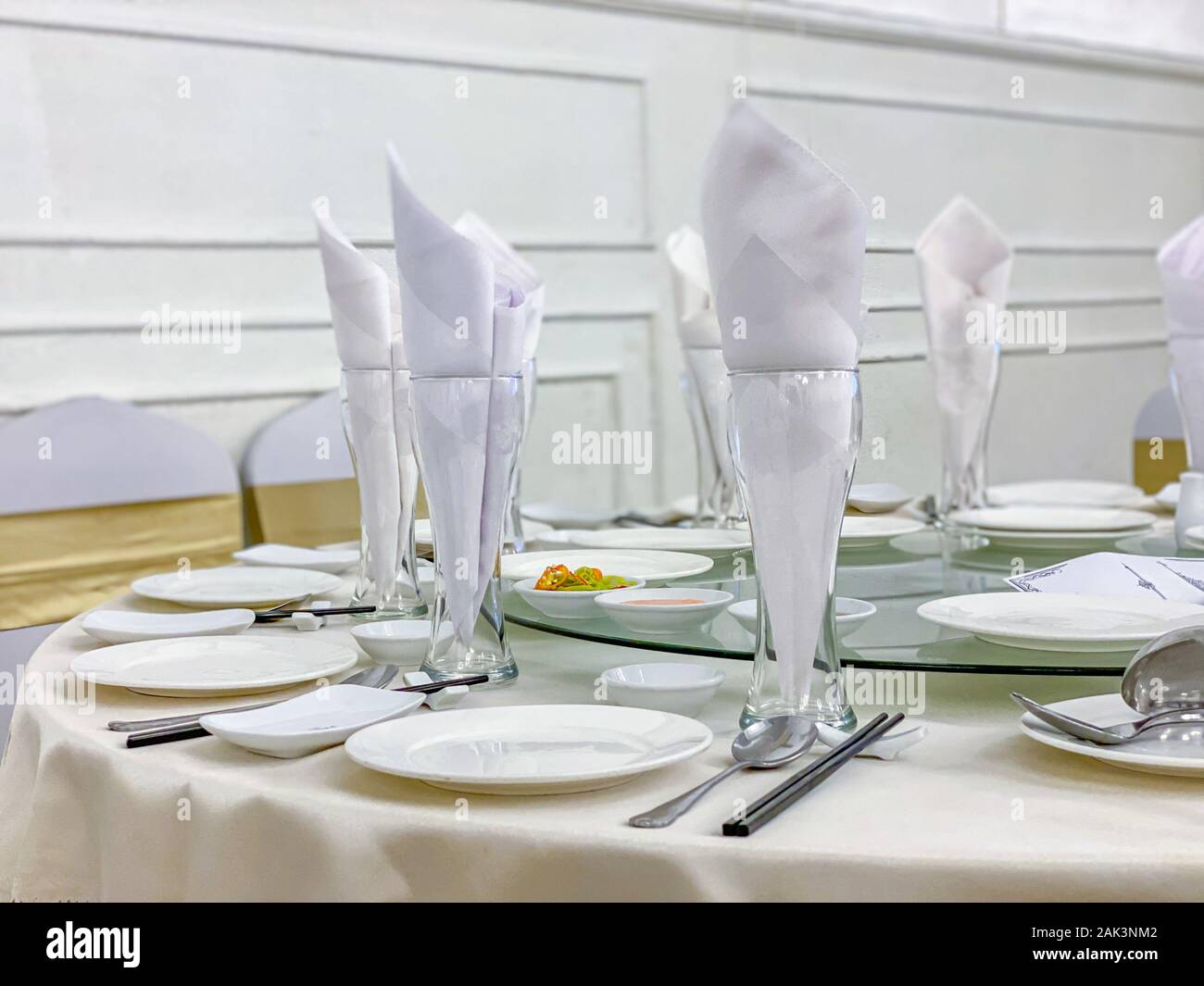 Beautiful round banquet table hi-res stock photography and images - Alamy