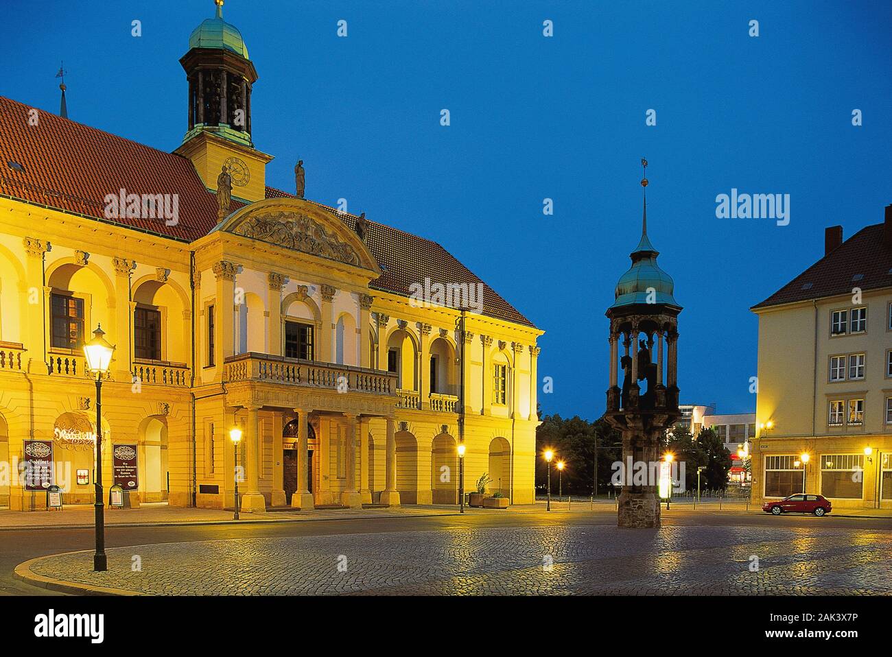 An idyllic evening photo of the city hall with the "Magdeburg rider" on ...