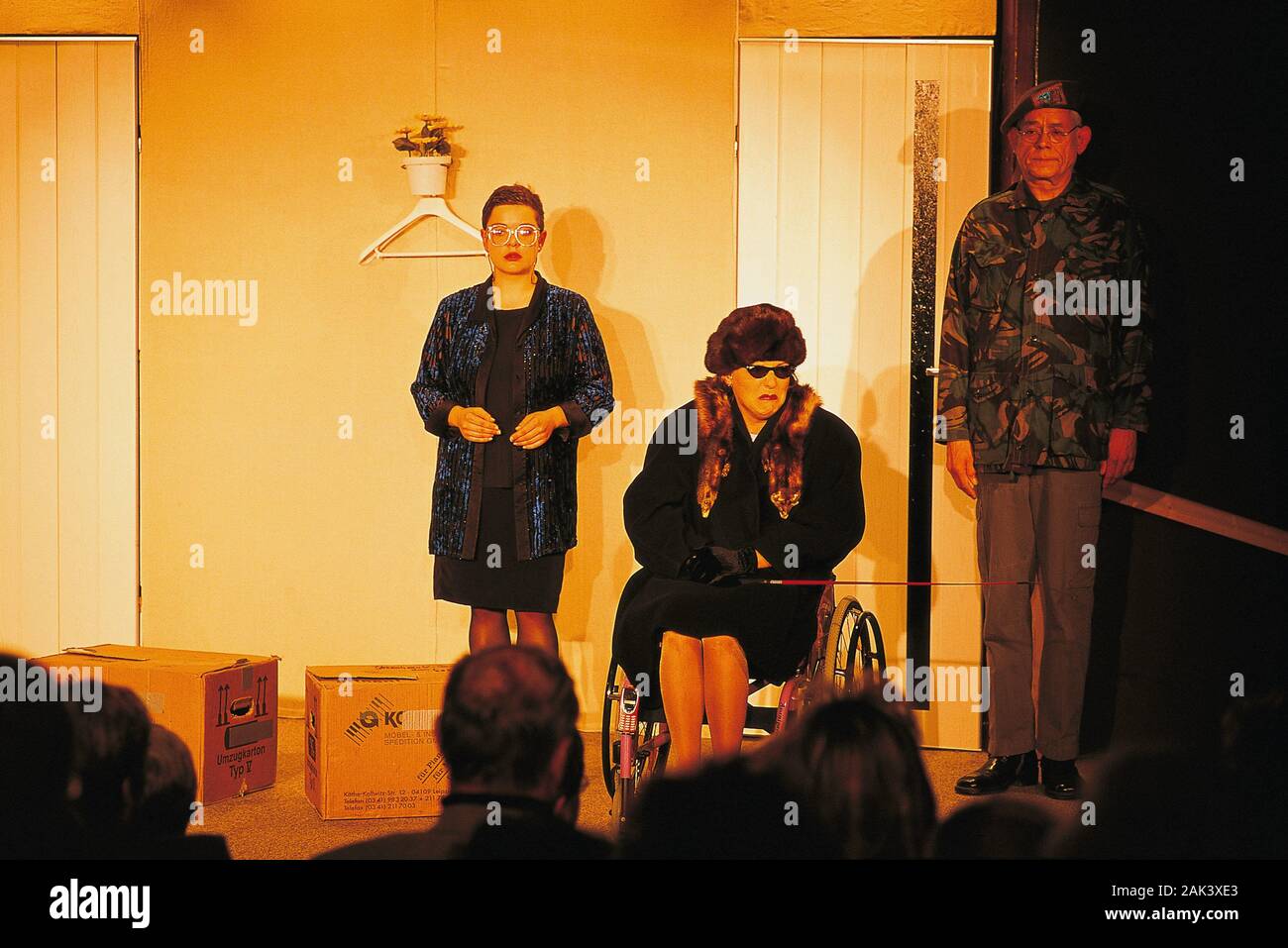 This photo shows a scene from the play "10 Mark 50 kalt" in the cabaret ...
