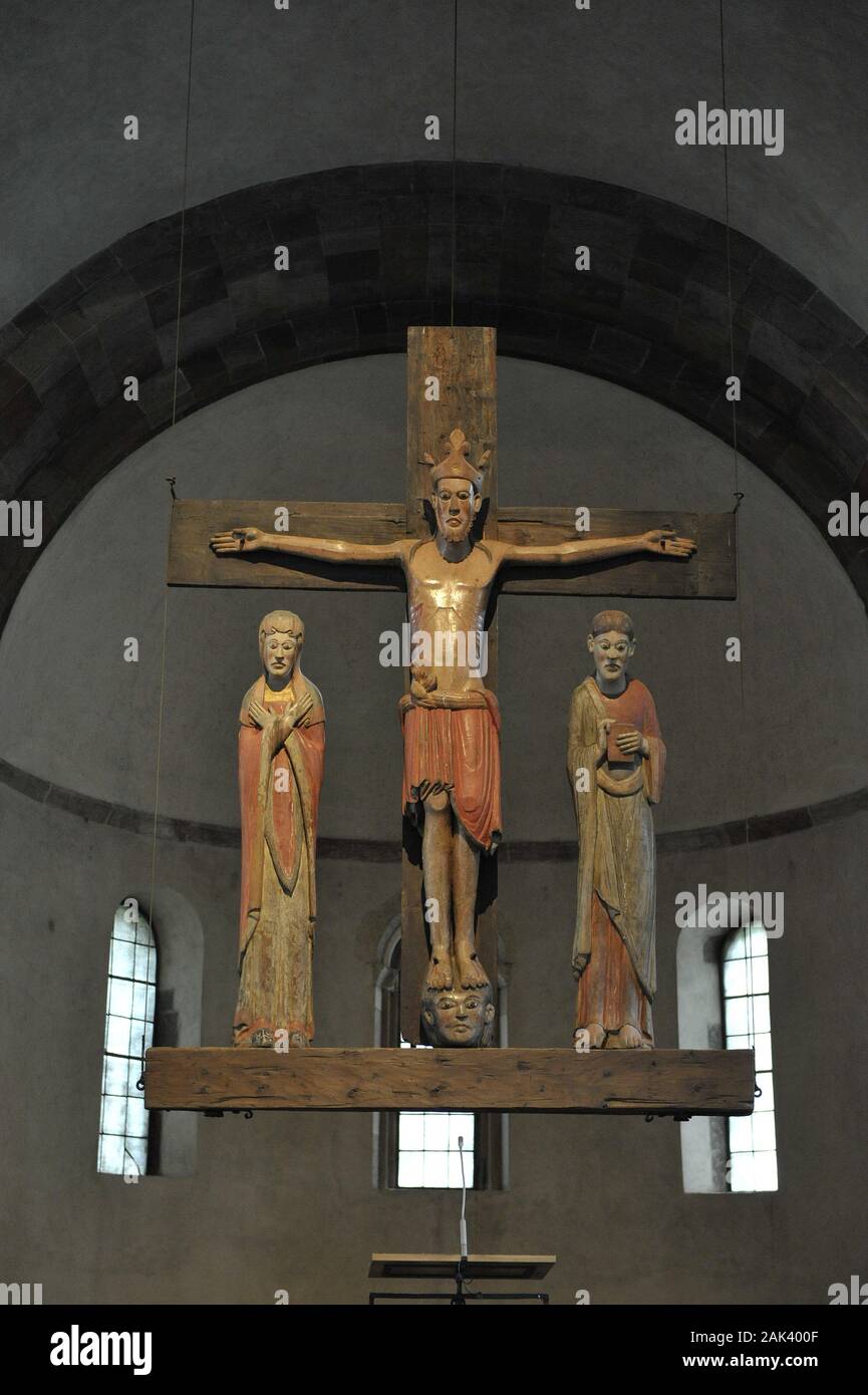 Kreuzigungsgruppe in der Stiftskirche St. Candidus in Innichen ...