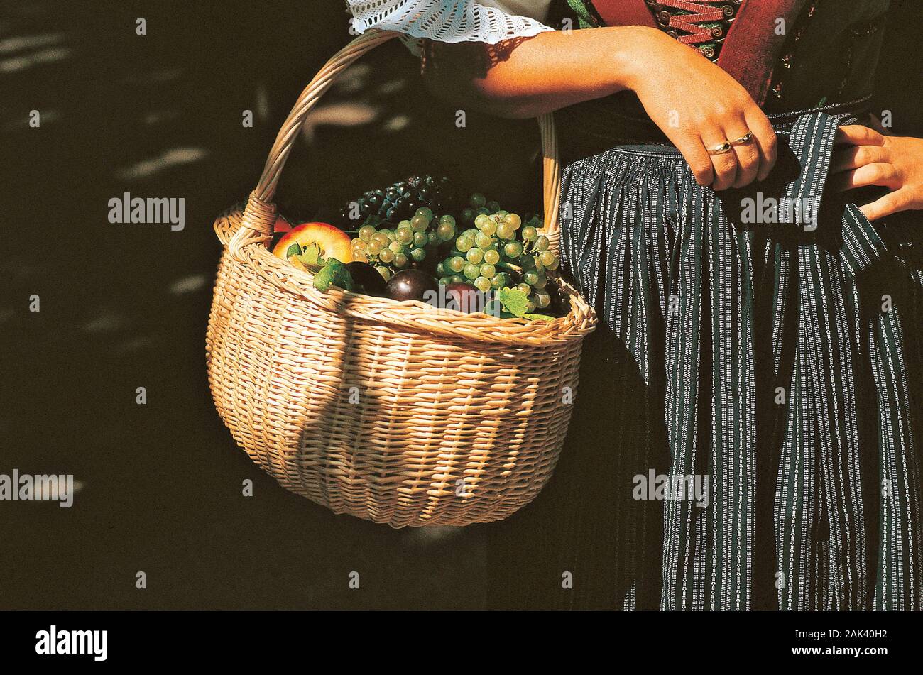 Früchtekorb, Südtirol, Italien | usage worldwide Stock Photo - Alamy