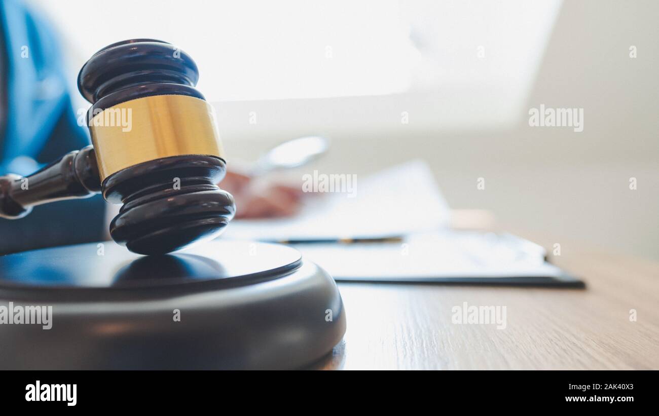 Judge reading documents hi-res stock photography and images - Alamy