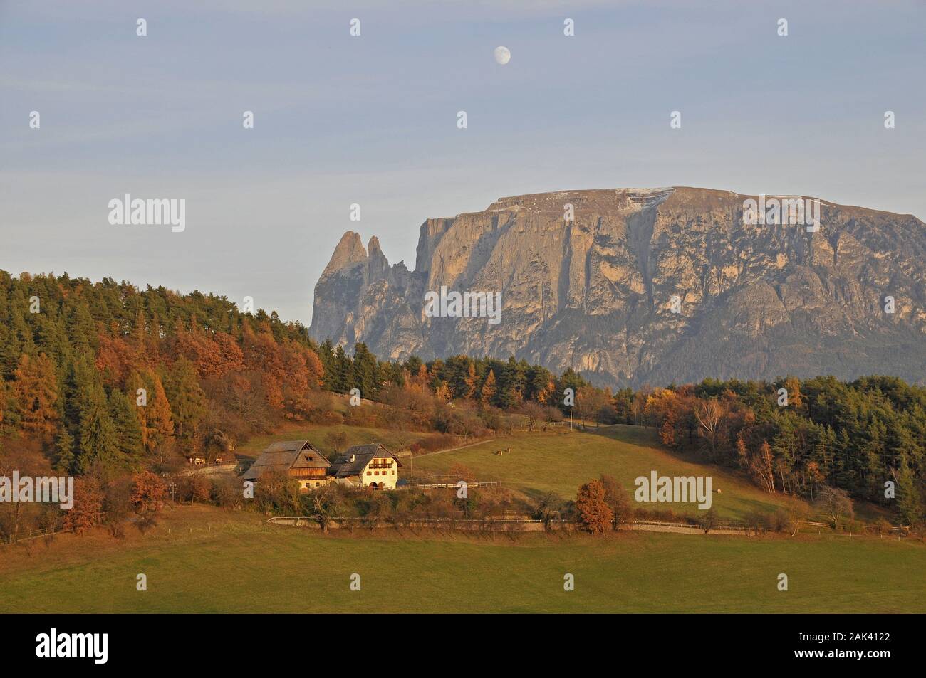 Hof bei Unterinn am Ritten, im Hintergrund der Schlern, Südtirol ...