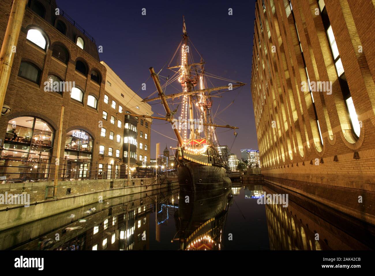 Die "Golden Hinde" im St. Mary Overie Dock: Nachbildung des ...