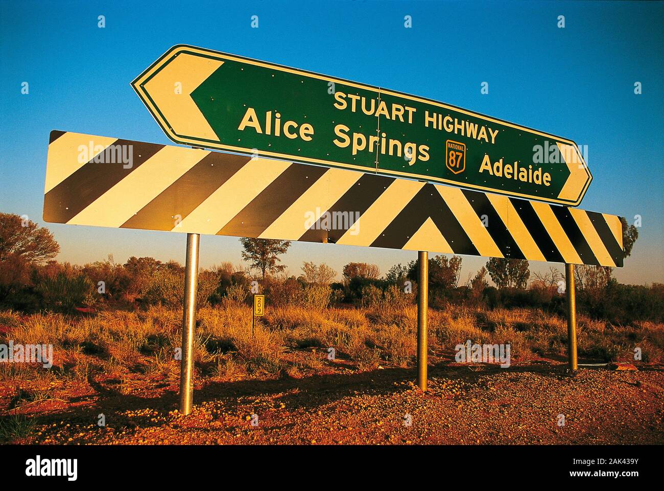 Stuart Highway verbindet Port Augusta und Darwin, Australien | usage ...