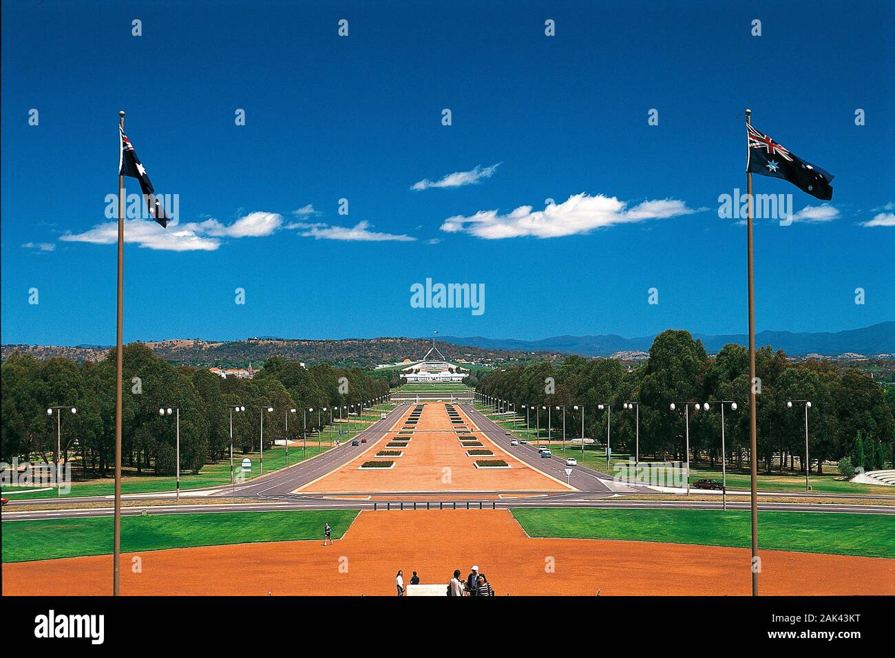 Die von Kriegsdenkmälern flankierte Straße "ANZAC Parade" in Canberra ...
