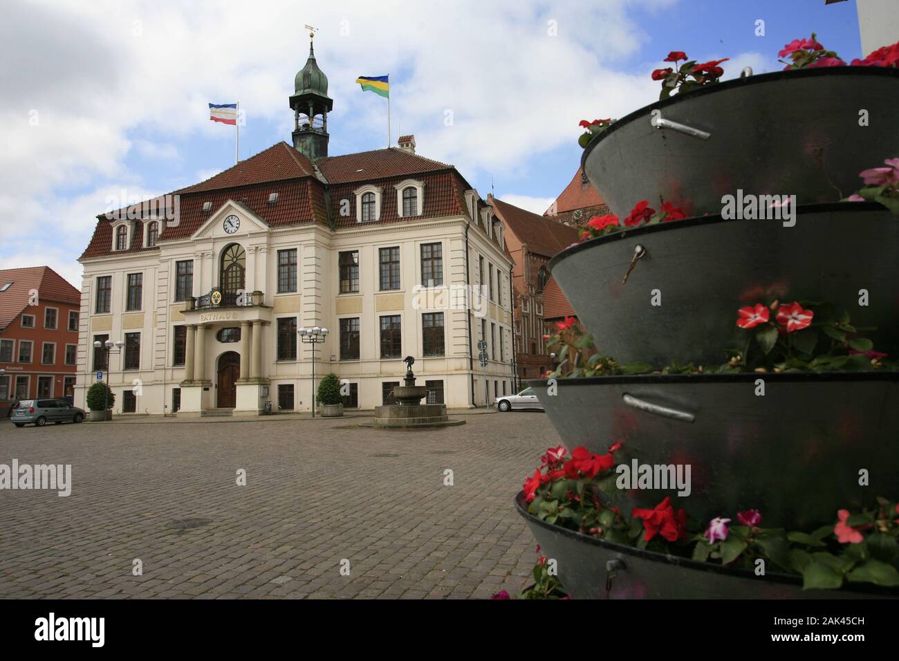 Rathaus und Marktplatz in Teterow, Mecklenburgische Seen | usage ...