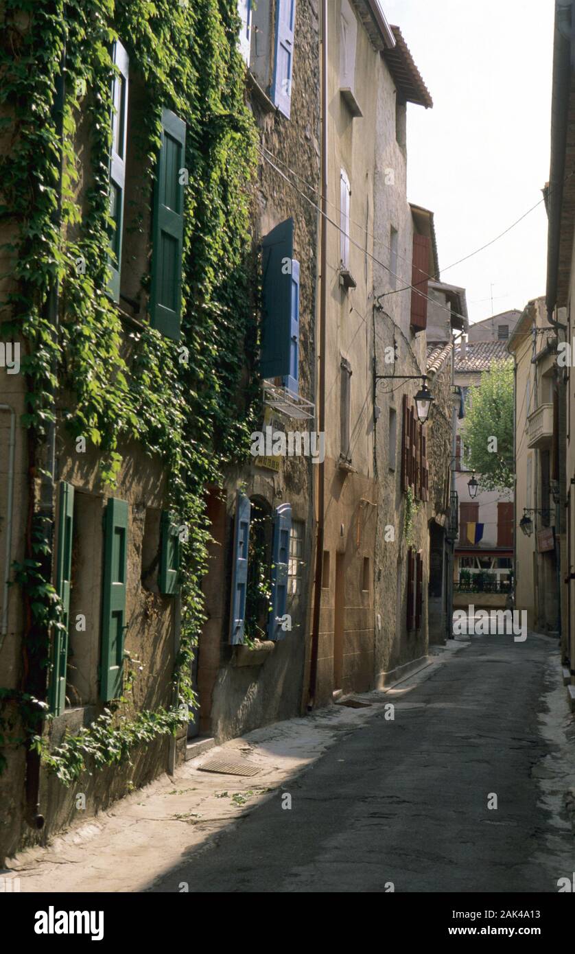 France: Provence - Alley in Manosque | usage worldwide Stock Photo - Alamy