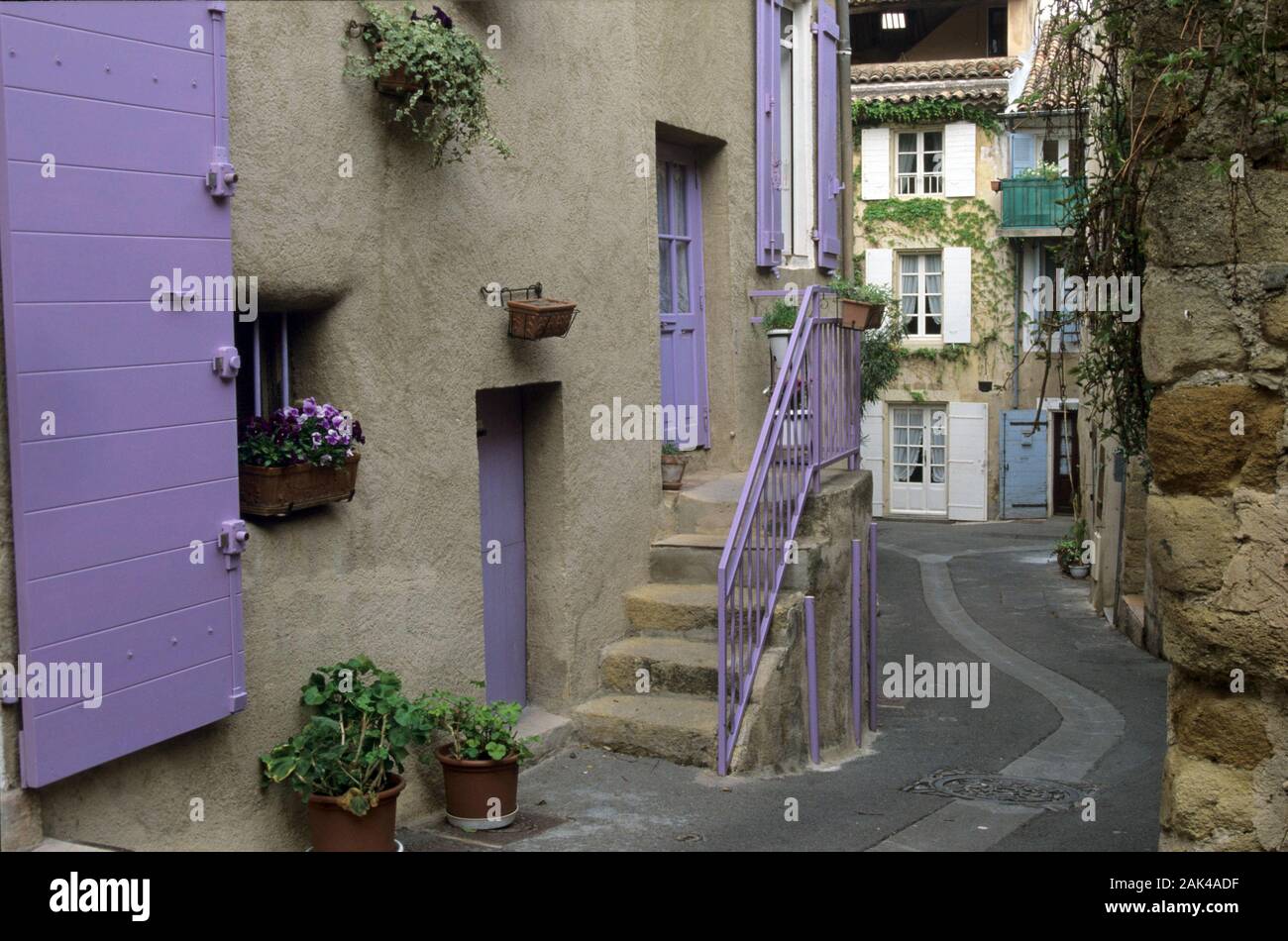 France: Provence - Little Alley with Purple Doors in Lourmarin | usage ...