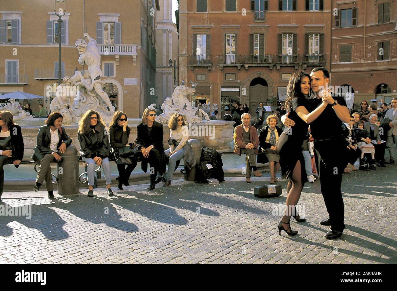 Italy: Rome - A Couple is Dancing at the Piazza Navona | usage ...
