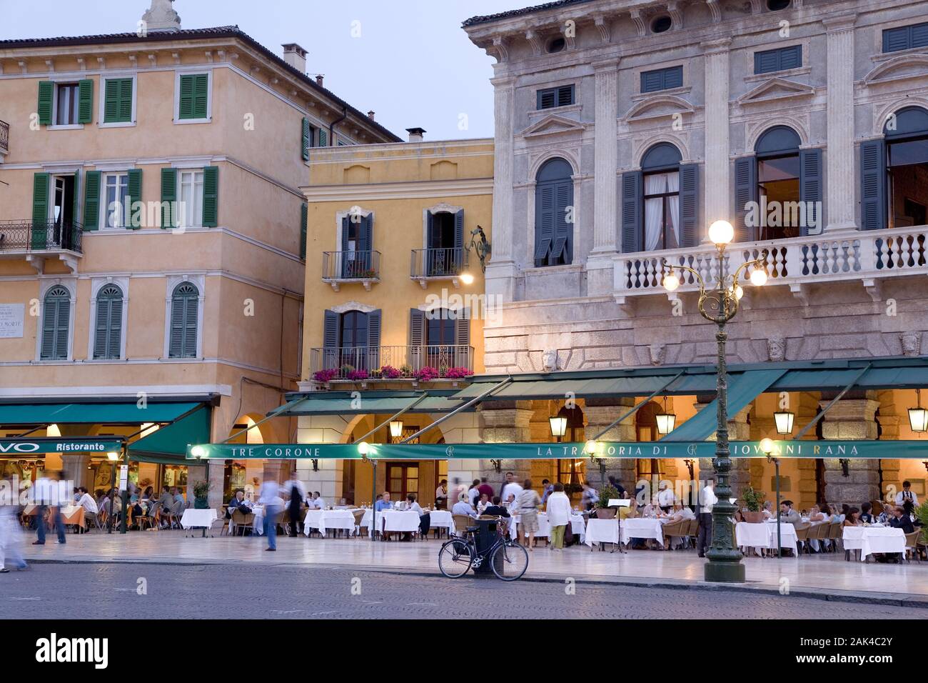 Restaurants auf der Piazza Bra, Verona | usage worldwide Stock Photo ...