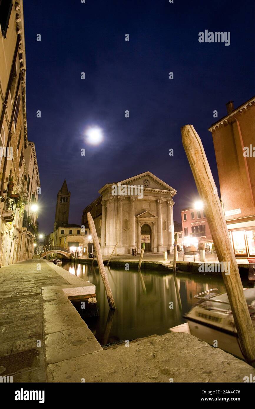 Kanal und Kirche San Barnaba, Venedig | usage worldwide Stock Photo - Alamy