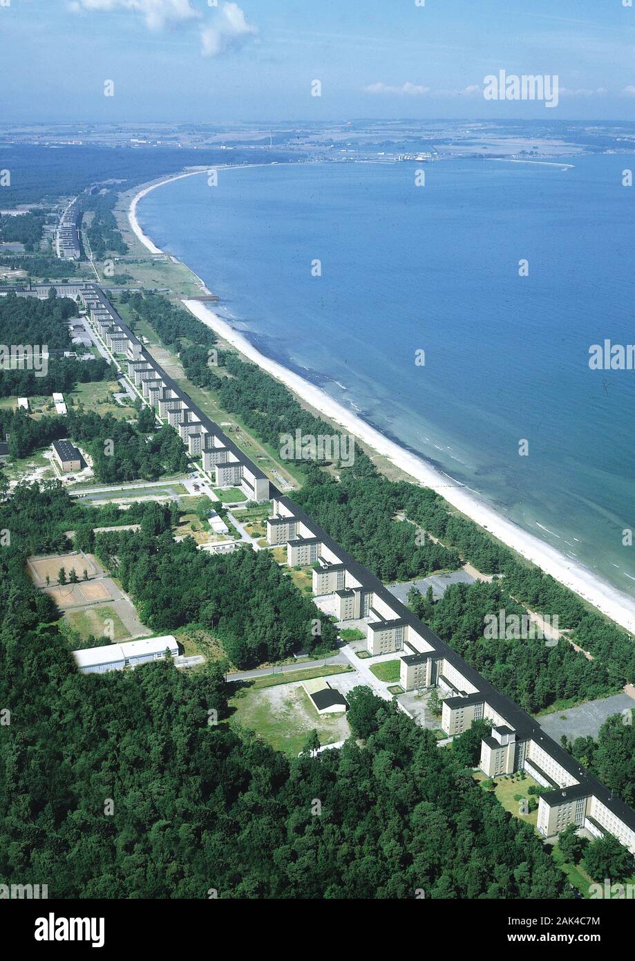 "Koloss von Rügen" in Prora, Blick auf die Häuserblocks des ...