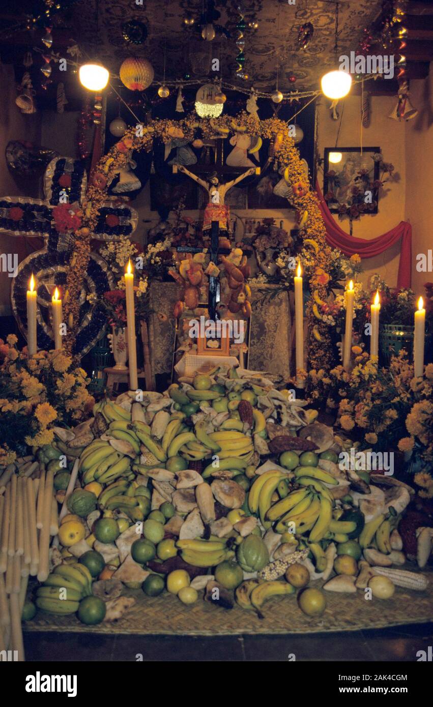 Mexico: Altar decorated with Fruits for the Dia de Muertos | usage ...